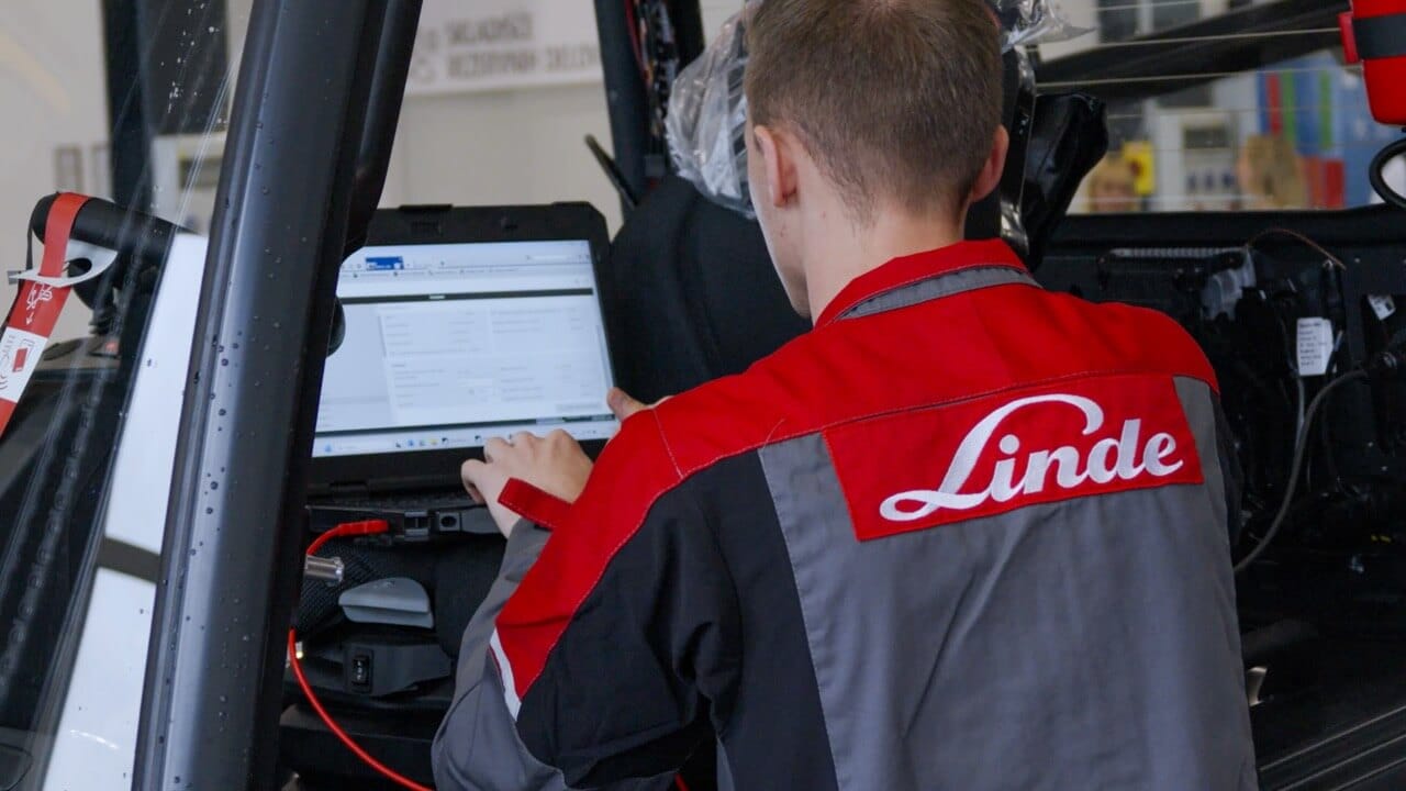 Linde Viličar uz Lindströmovu uslugu najma radne odjeće podupire više ...